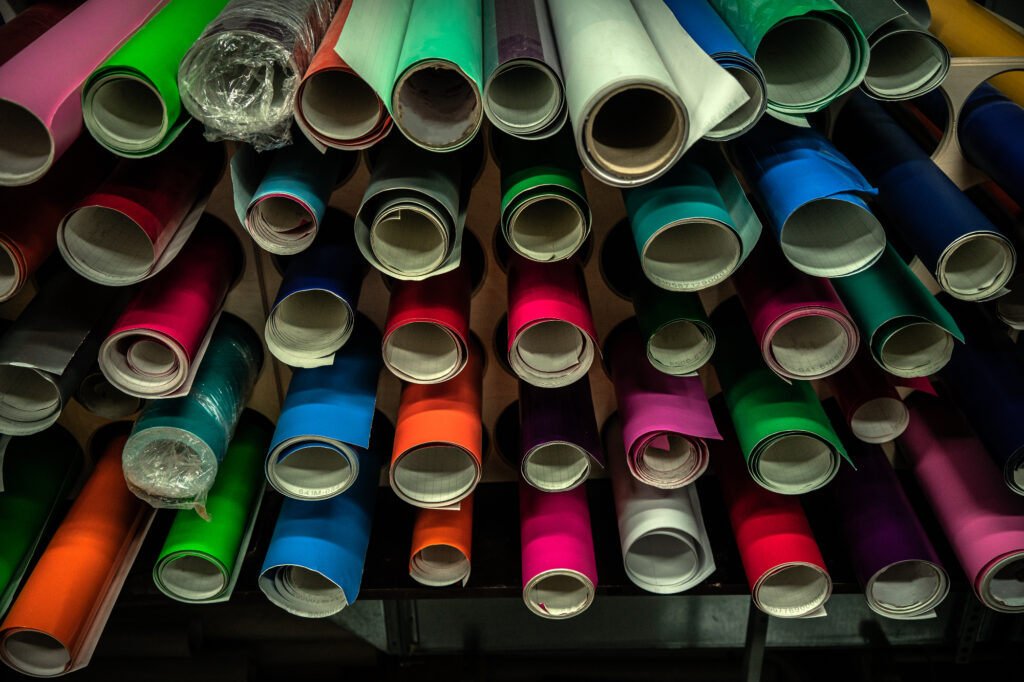 Samolepilna folija je odličen način za popestritev in zaščito pohištva